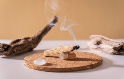 ¿Qué es Palo Santo y para qué sirve? · okira